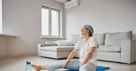 미니멀리즘 인테리어가 있는 방의 파란색 매트에 집에서 요가 운동을 하는 웃고 있는 매력적인 여성의 전체 길이 초상화 사진 Unsplash의 라이프 스타일 이미지