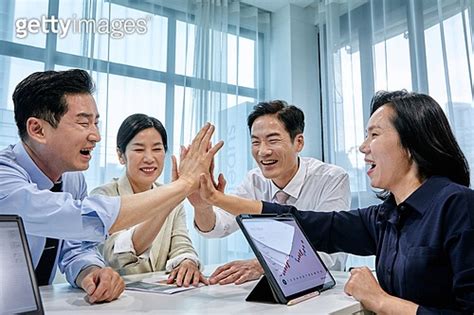 50대 중년 사무실 업무현장 일 물리적활동 비즈니스 금융 금융가 비즈니스미팅 미팅 회의실 팀워크 책임자 전문직 즐거움 성장 컨셉