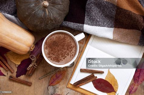 호박과 단풍이있는 시골 나무 배경 커피 또는 코코아가 들어간 호박 라떼 한 잔 노트북 새장에 격자 무늬 꼭대기 전망 10월에 대한 스톡 사진 및 기타 이미지 Istock