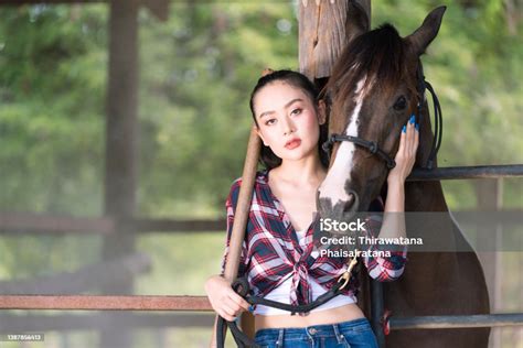 자연 환경에서 젊은 성인 아시아 여성 패션 시골에서 말을 껴안고 즐기는 여성 서양식의 쾌활한 귀여운 모델 카우보이 소녀 25 29세에 대한 스톡 사진 및 기타 이미지