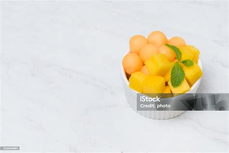 디저트 음식 스타일 홈메이드 과일 샐러드 망고 흰색 그릇에 광장과 멜론 볼에 잘라 대리석 테이블에 배치 0명에 대한 스톡 사진 및 기타 이미지 Istock