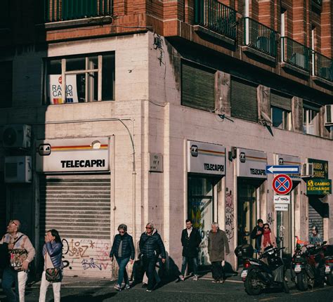 거리 거리 사진 건물 건축 걷고 있는 교통 표지판 그래피티 그림자 길모퉁이 나폴리 남부 이탈리아 낮 도시