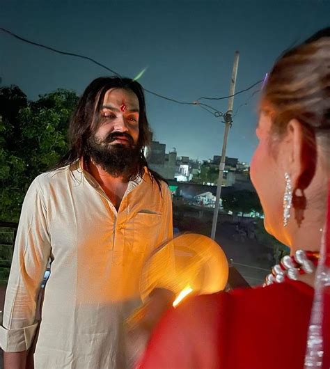 करवाचौथ सेलिब्रेशनः सोल्ह श्रृंगार कर सपना चौधरी ने छलनी में किए वीर