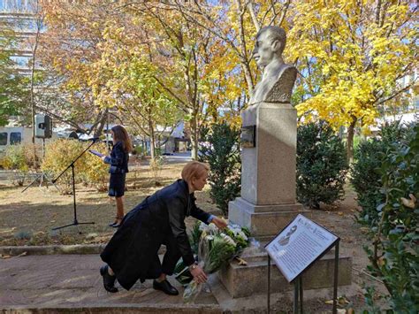 Благоевградчани сведоха глава пред бюст паметника на Пейо Яворов Новини
