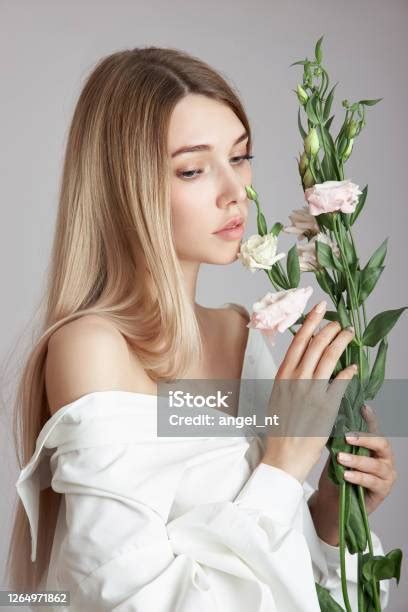 그녀의 손에 분홍색 유스토마 꽃을 가진 아름다움 초상화 여자 얼굴과 바디 스킨 케어를 위한 천연 화장품 흰색 셔츠에 아름다운 소녀 건강한 생활방식에 대한 스톡 사진 및 기타