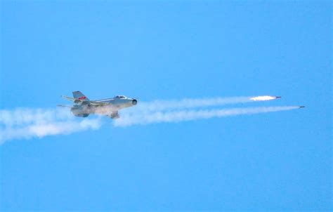 战机实弹训练，多型机载武器精准射击