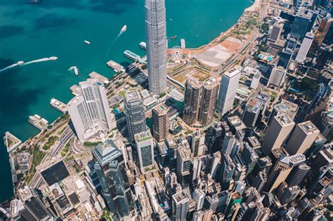 홍콩 고층 빌딩의 드론에서 볼 수 있는 공중 풍경 파노라마 스카이라인과 대도시 만 비즈니스 및 금융 건물이 있는 도심의 현대적인