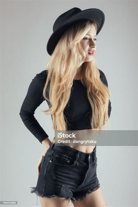 Blackshorts 블랙 셔츠와 흰색 배경에 고립 된 플로피 모자에 세로 젊은 우아한 여자 패션 스튜디오 촬영 가냘픈에 대한 스톡 사진 및 기타 이미지 Istock