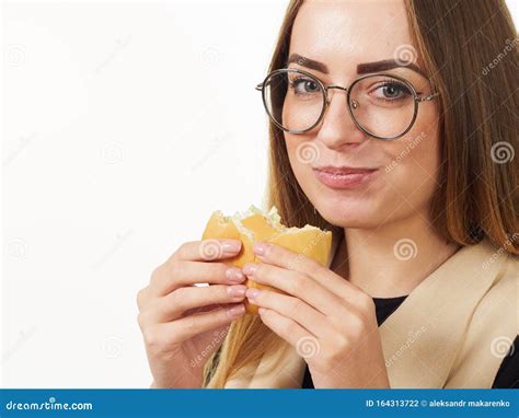 Une Fille Qui Mange Un Hamburger Sur Fond Blanc Photo Stock Image Du