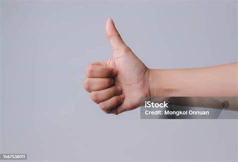 흰색 배경에 엄지손가락을 치켜든 기호 제스처를 보여주는 오른쪽 여성 손 긍정적 인 태도 승인 및 칭찬의 개념 공간을 복사합니다 감사에 대한 스톡 사진 및 기타 이미지