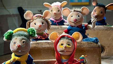 اجرای آهنگ مدرسه موش ها توسط بازیگران زن ویدئو