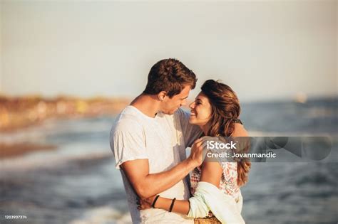 여름 휴가를 즐기는 낭만적 인 젊은 커플 해변에서 여자 친구와 잘 생긴 젊은 남자 20 29세에 대한 스톡 사진 및 기타 이미지