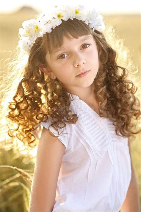 Portrait D Une Belle Petite Fille Photo Stock Image Du Beau Nature