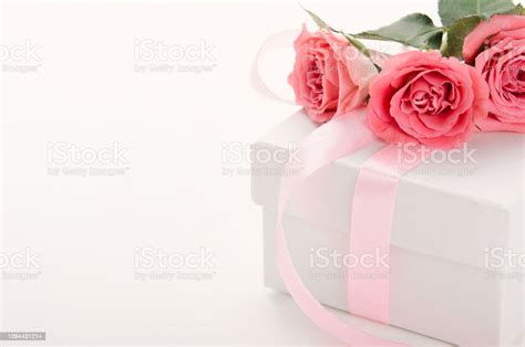 흰색 바탕에 장미와 핑크 리본 화이트 선물 상자 발렌타인의 날 생일 여자의 일에 대 한 선물 공간에 복사 합니다 계절에 대한 스톡 사진 및 기타 이미지 Istock