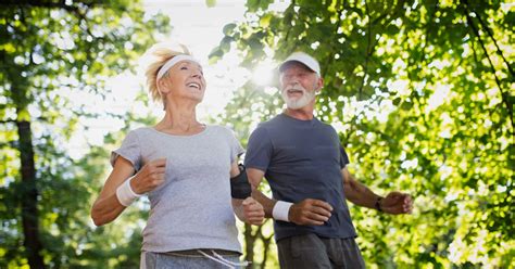 햇볕이 잘 드는 숲에서 밖에 뛰어 다니는 아름다운 노인 커플 사진 Unsplash의 현역 노인 이미지