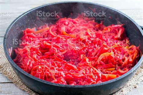 당근 사탕 무와 양파는 프라이팬에 난로에 구이 러시아에 대 한 재료 구이에 대한 스톡 사진 및 기타 이미지 구이 노랑 당근 Istock