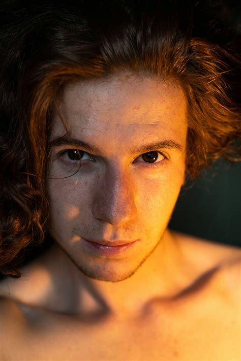 긴 머리를 가진 사람의 클로즈업 사진 Unsplash의 무료 초상 이미지