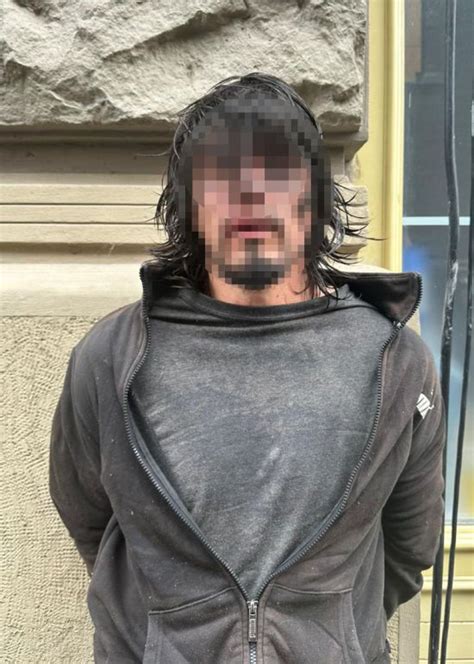 Вдарив у груди та спину у центрі Львова чоловік напав на двох жінок з