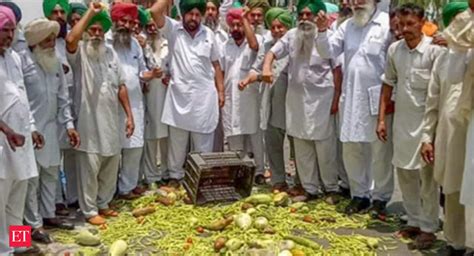 Farmers Protest Centre To Take Up Protesting Farmers Issue With State