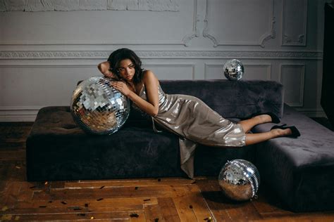 검은색 바디수트 눈에 띄는 포즈 대담한 패션 매끄러운 매력적인 초상화 매우 복잡한 매혹적인 모델링 포즈 미니멀리스트 배경 미니멀리스트 스타일 사진 촬영