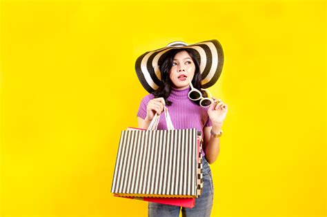 화려한 배경에 가까운 쇼핑 가방 아시아 여자의 초상화입니다 가방에 대한 스톡 사진 및 기타 이미지 가방 개념 개념과 주제 Istock