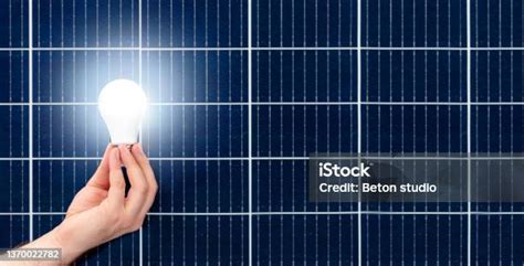 태양 전구 태양 전지 스테이션에 흰색 전구를 들고 손 대체 에너지 기술 환경 생태학의 아이디어 개념 녹색 전력 에너지 복사 공간이 있는 긴 웹 배너 과학에 대한 스톡 사진