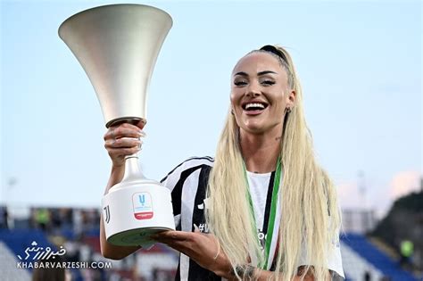 داستان پرپیچ و خم زن جنجالی دنیای فوتبال آرایشم کسی را ناراحت می‌کند؟ پس بیش‌تر می‌زنم خبرورزشی