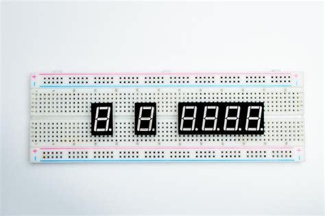 브레드보드에 부착된 7 세그먼트 Arduino 표시기 기술 프로젝트의 개념입니다 프리미엄 사진