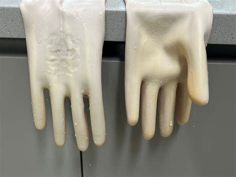 고무장갑 안에 ‘이것 넣으면 냄새와 세균이 사라진다는 사실을 알았습니다