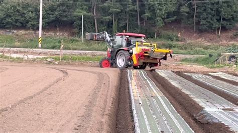 마늘 두둑성형비닐피복 작업 Chcnav자동조향 작업영상 Youtube