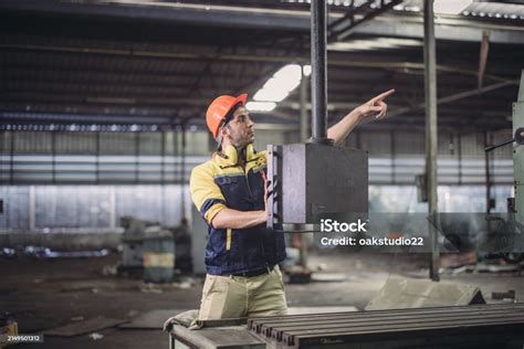 기술자는 최적의 성능 및 안전 표준을 위해 공장 기계를 조정하고 문제를 해결합니다 Cnc 장치에 대한 스톡 사진 및 기타 이미지 Cnc 장치 Stem 주제 개발