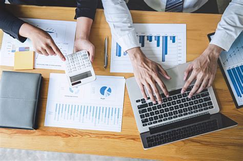 전문 경영진 비즈니스 팀 브레인스토밍 으로 투자 프로젝트 작업 계획 및 파트너와의 대화 및 협력 상담의 비즈니스 전략 수립 계획에 대한 스톡 사진 및 기타 이미지 Istock