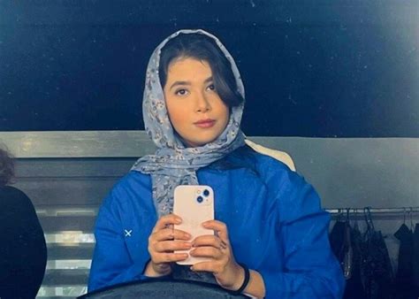 لحظه اهدای دیپلم افتخار بهترین بازیگر نوجوان به نفس بازغی ‌ ویدئو