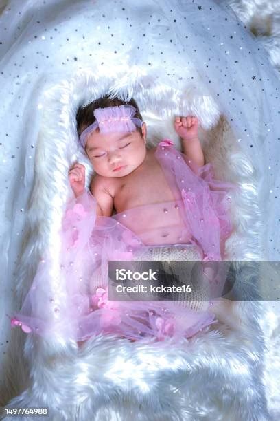 신생아 자고 갓 태어난 아기는 침대에서 잔다 침대에서 신생아 아기의 사랑스러운 잠 귀여운 쌍둥이 아기 소녀가 집에서 총을 쏘고 있다 아기와 가족의 패션 이미지 1개월에 대한