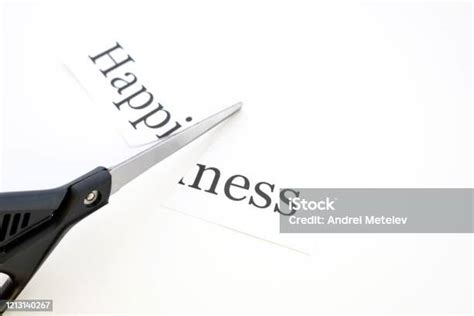 행복은 흰색 배경에 가위로 잘라 종이의 흰색 시트에 기록 가위에 대한 스톡 사진 및 기타 이미지 가위 강철 개념 Istock