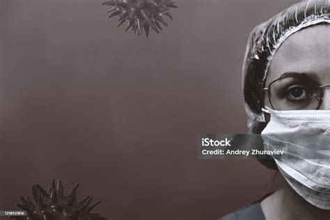 의료 마스크에 여자 의사 검은 배경에 텍스트에 대 한 공간을 복사 코로나바이러스 전염병 독감 바이러스 흑백 개념 집에 머무르세요 코로나바이러스에 대한 스톡 사진 및 기타