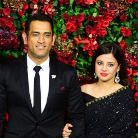Ms Dhoni And Sakshi Dhoni Grooving To Mummy Nu Pasand Are Couplegoals
