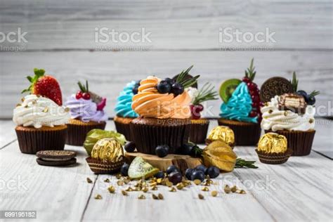 초콜릿 컵 케이크입니다 컵 케이크입니다 딸기 과일 딸기의 컵 케이크 Viewcolorful 컵 케 익 맛 있는 케이크 화려한 크림 사탕 나무 배경에 여름 딸기 컵 케이크