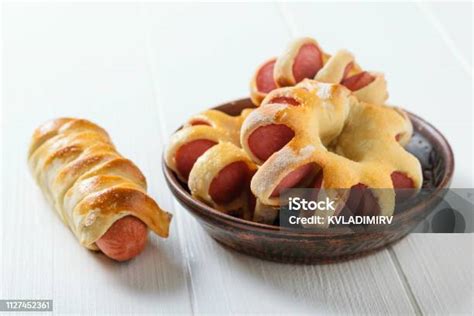 갓에 흰 나무 테이블에 점토 그릇에 반죽에 재미 있는 모양의 수 제 소시지 준비 0명에 대한 스톡 사진 및 기타 이미지 0명 고기 굽기 Istock