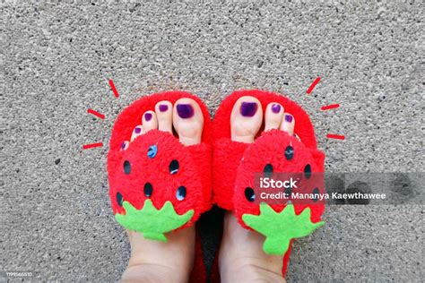 어린이 슬리퍼 신발 바닥 배경 상단 보기입니다 딸기와 빨간 샌들을 입고 아름 다운 젊은 여자 맑은 따뜻한 국산 신발 위에서 셀카 발과 다리 솜털의에 대한 스톡 사진 및 기타