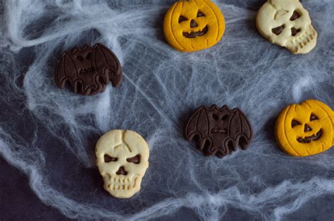 어두운 거미는 재미있는 무서운 모양과 신선한 수제 할로윈 진저 브레드 쿠키의 배경을 웹 0명에 대한 스톡 사진 및 기타 이미지 0명 거미줄 검은색 Istock