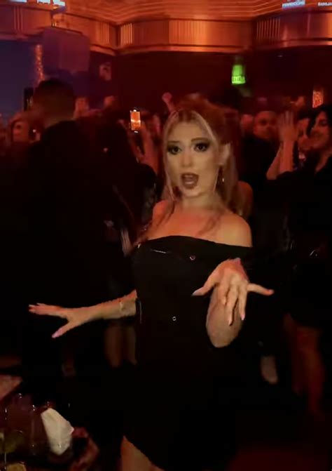 دنیا دادرسان خواننده ایرانی