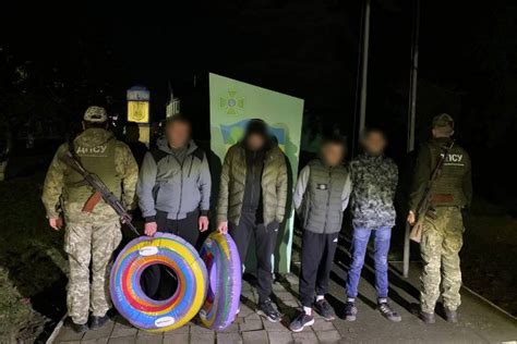 Прикордоннини спіймали ухилянтів які на надувних «пончиках хотіли втекти за кордон відео