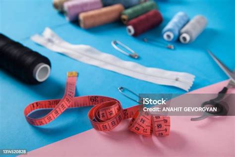 분홍색과 파란색 배경에 격리 된 스레드 가위 및 Mesure 테이프 개인 장식품에 대한 스톡 사진 및 기타 이미지 개인 장식품 공예 단열재 Istock