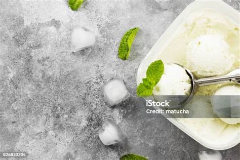 회색 배경에 숟가락에 민트 아이스크림 보기 상위 공간을 복사 합니다 음식 배경 냉동 요구르트에 대한 스톡 사진 및 기타 이미지 냉동 요구르트 냉동된 냉동식품 Istock