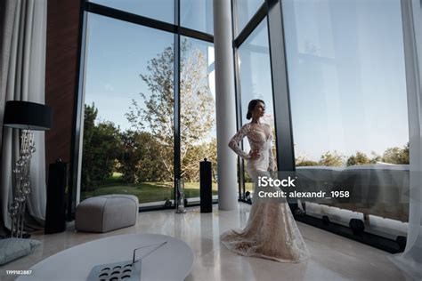 세련된 분홍색 목욕 가운을 입은 아름다운 젊은 여성은 휴가 기간 동안 여름에 비싼 호텔에서 혼자 시간을 보냅니다 실내에 대한 스톡 사진 및 기타 이미지 Istock