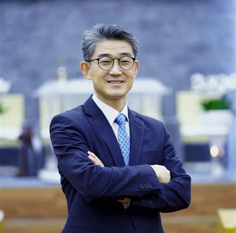 여호와의 영광 여호와의 영광이 성전 문지방을 떠나서 그룹들 위에 머무르니 그룹들이 날개를 들고 내 눈 앞의 땅에서 올라가는데 그들이 나갈 때에 바퀴도 그 곁에서 함께 하더라