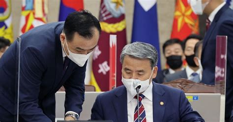 자료 검토하는 이종섭 국방부 장관