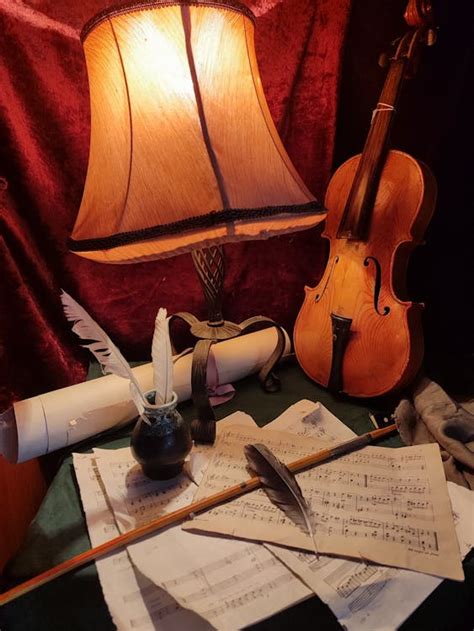 고전적 작곡 골동품 구성된 장면 금관악기 깃 깃털 깃펜 끈 나타내는 도서관 따뜻한 조명 램프 표시 등 러스틱 리본 목조 무드 조명 뮤지션 뮤지컬