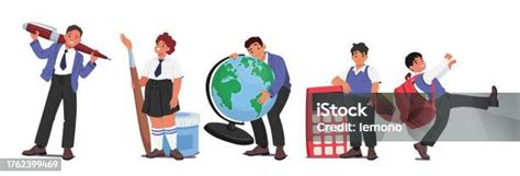 대형 문구류 거대한 펜 붓 지구본 계산기 및 거대한 배낭을 즐겁게 끌고 다니는 학생들 가을에 대한 스톡 벡터 아트 및 기타